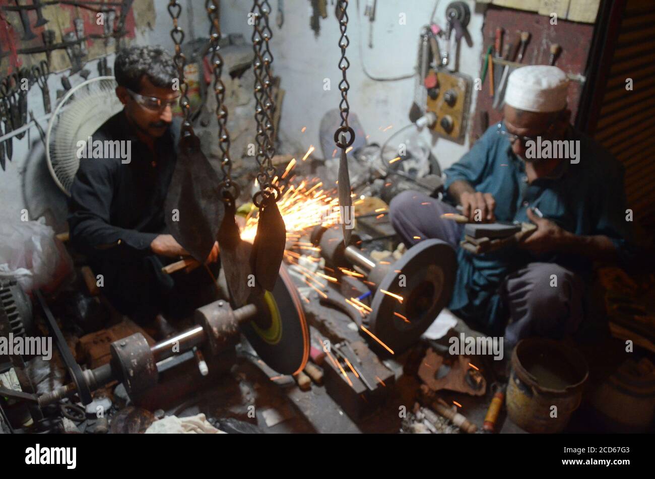 Peshawar, Pakistan. 26th Aug, 2020. Pakistani worker sharpens chains at ...