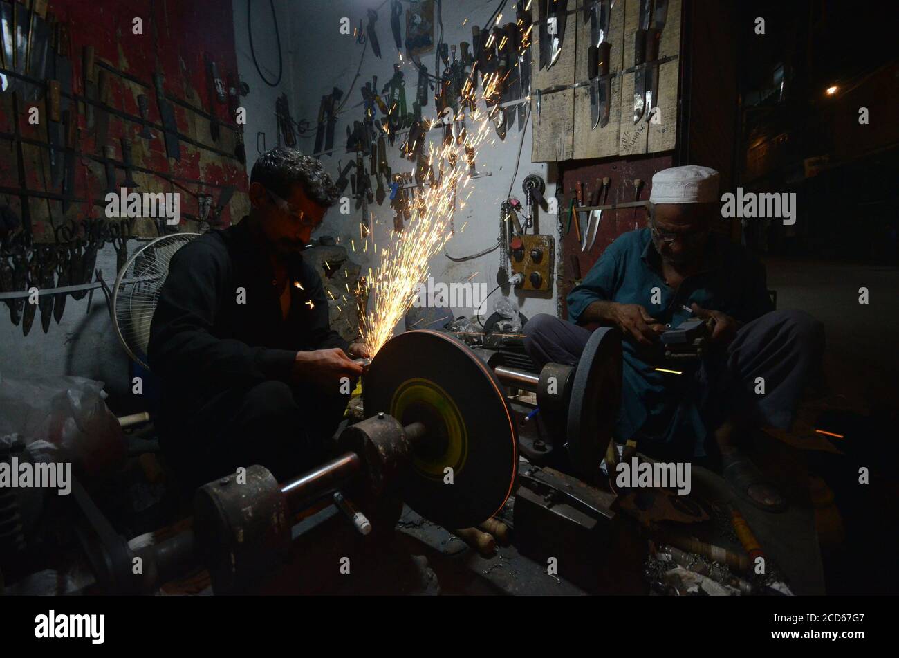 Peshawar, Pakistan. 26th Aug, 2020. Pakistani worker sharpens chains at ...