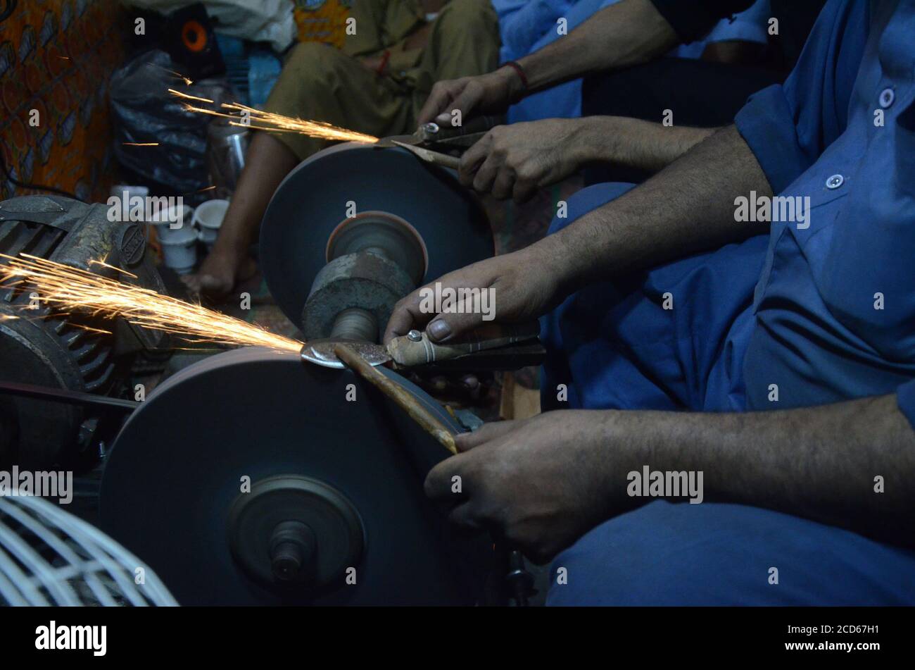 Peshawar, Pakistan. 26th Aug, 2020. Pakistani worker sharpens chains at ...