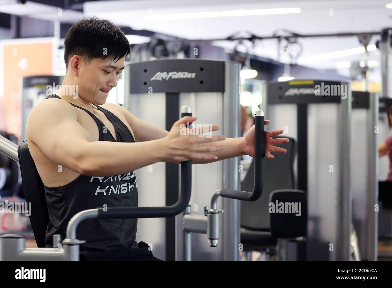 (200827) -- BEIJING, Aug. 27, 2020 (Xinhua) -- Li Liang exercises in ...