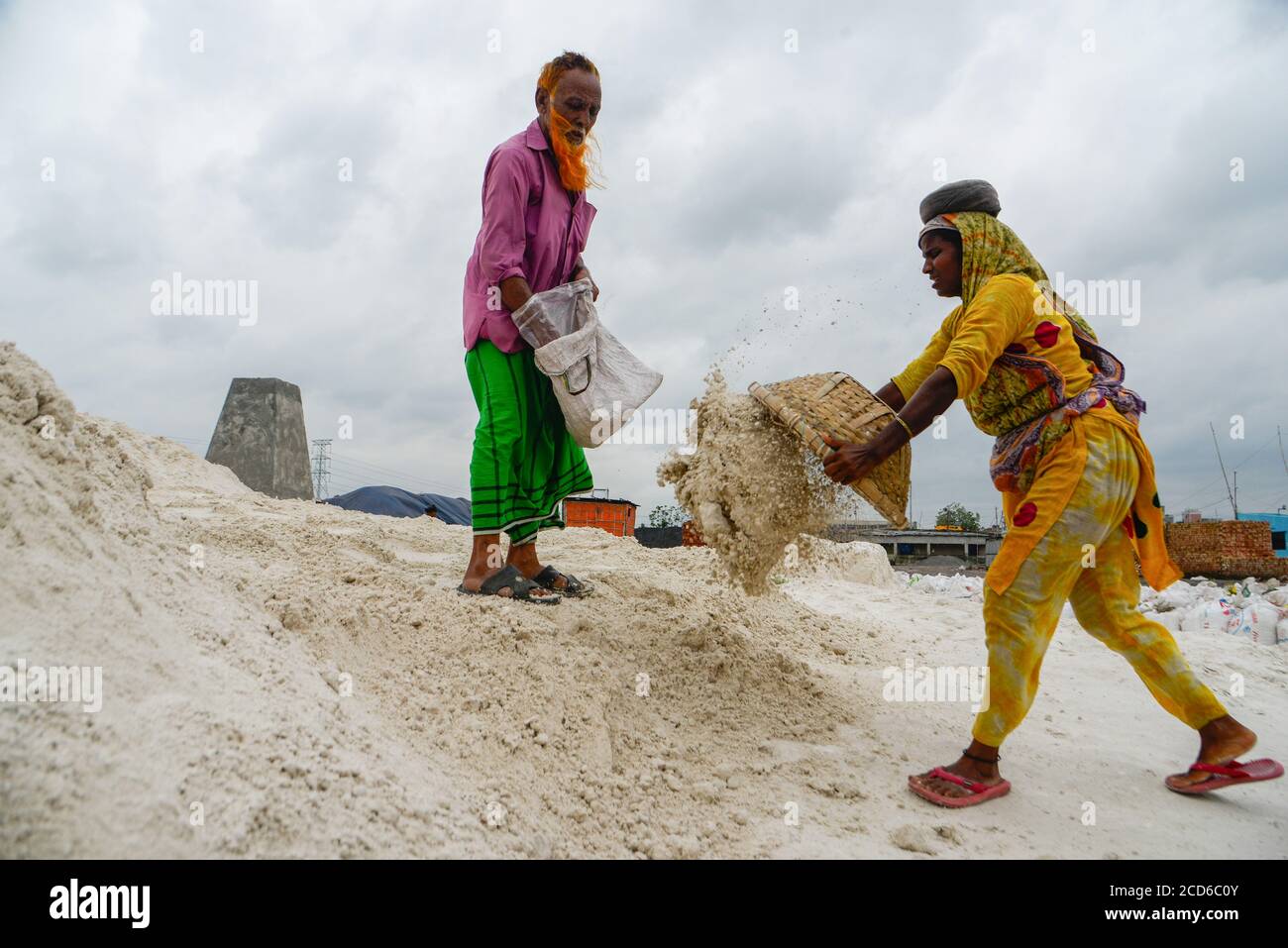 Sand labourers hi-res stock photography and images - Alamy