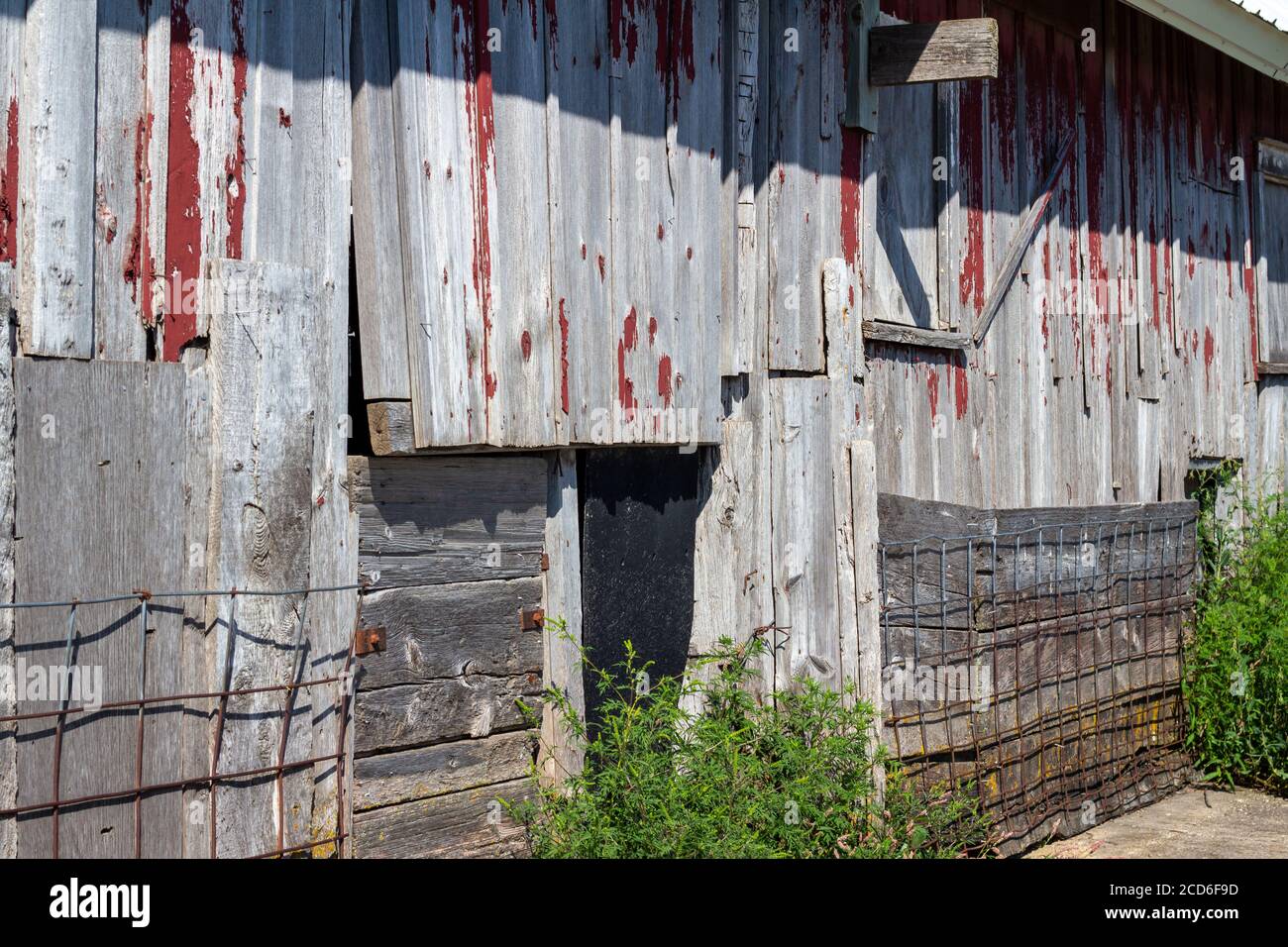 Weathered gray wooden barn siding hi-res stock photography and images ...