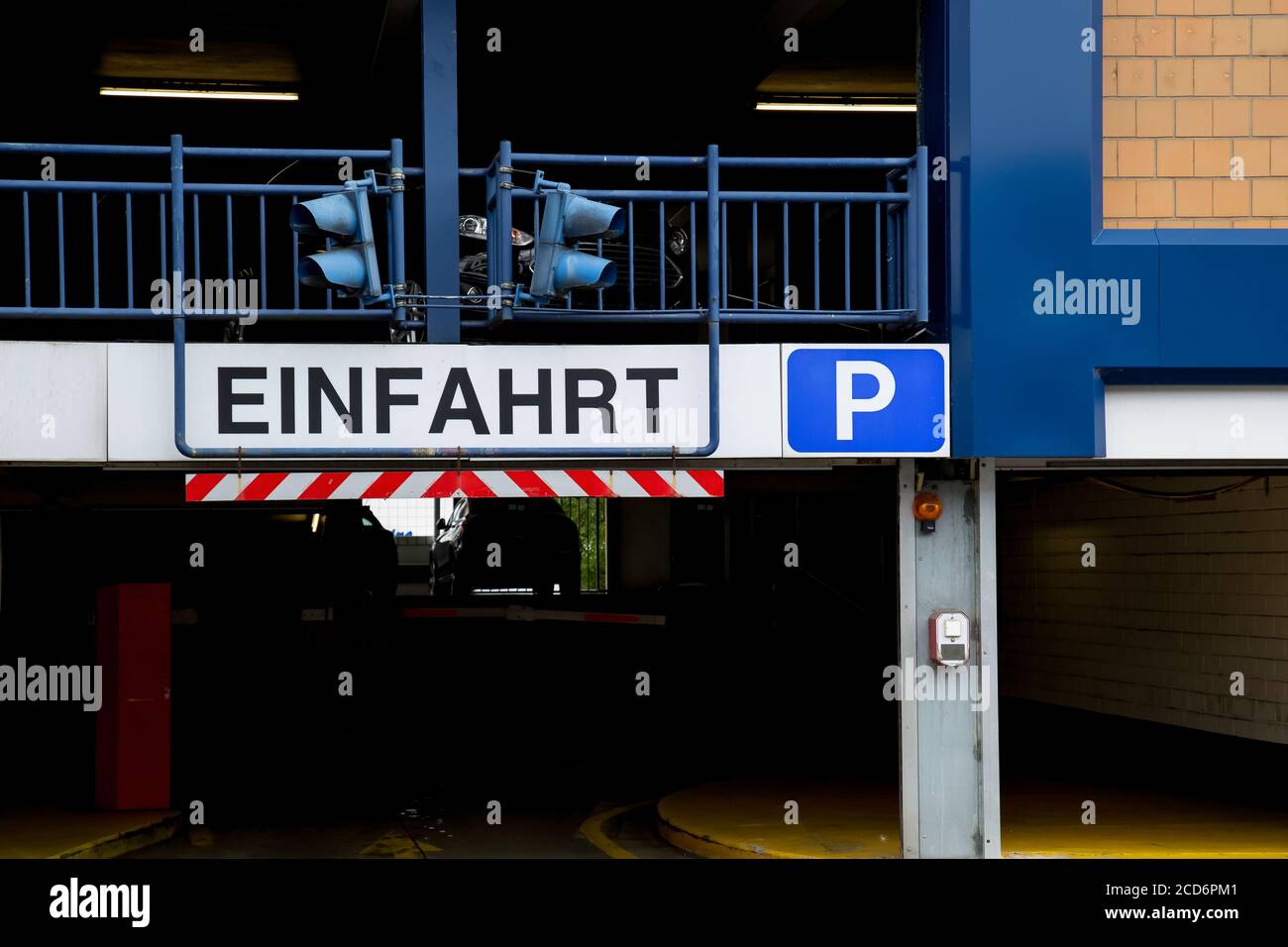 Einfahrt auto hi-res stock photography and images - Alamy