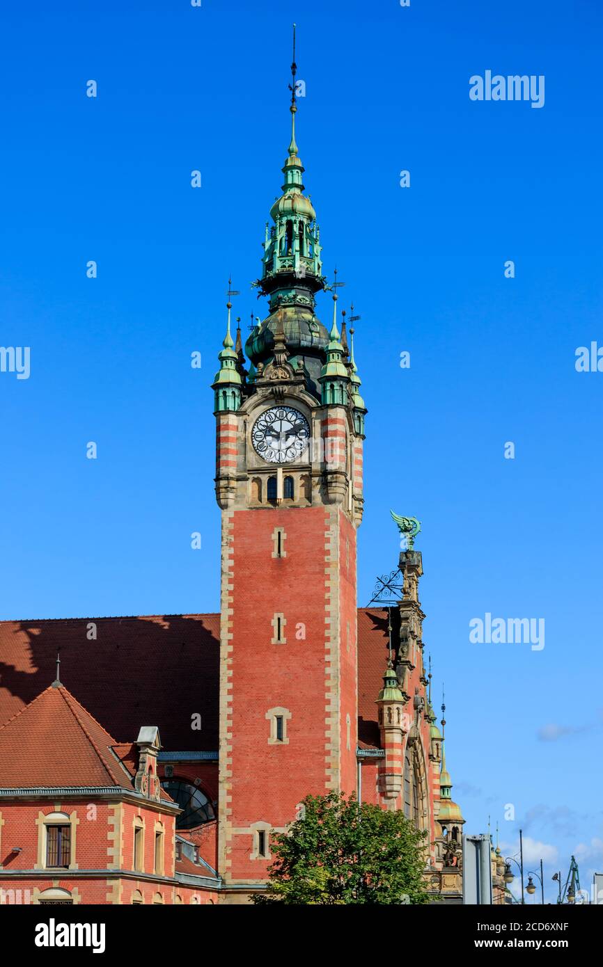 GDANSK, POLEN - 2017 AUGUST 25. The clock tower at Gdansk Glowny ...