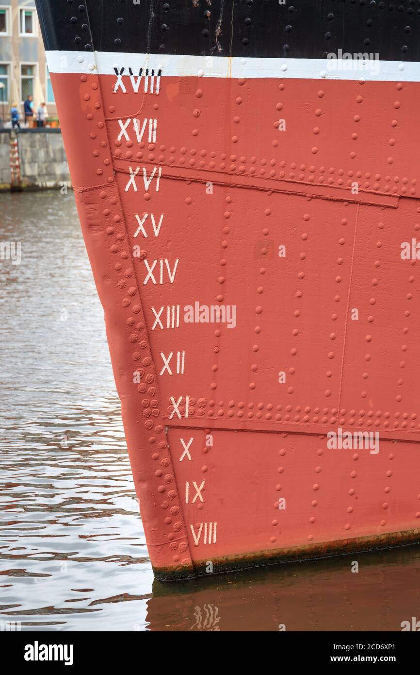 Ship hull marking hi-res stock photography and images - Alamy