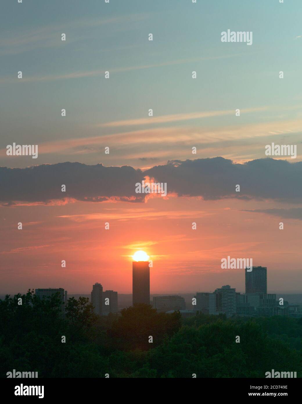 London office buildings in cloud hi-res stock photography and images ...