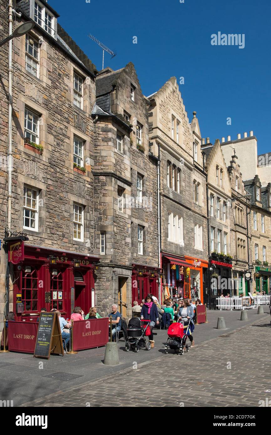 People shopping in the historic city of Edinburgh, Scotland Stock Photo ...