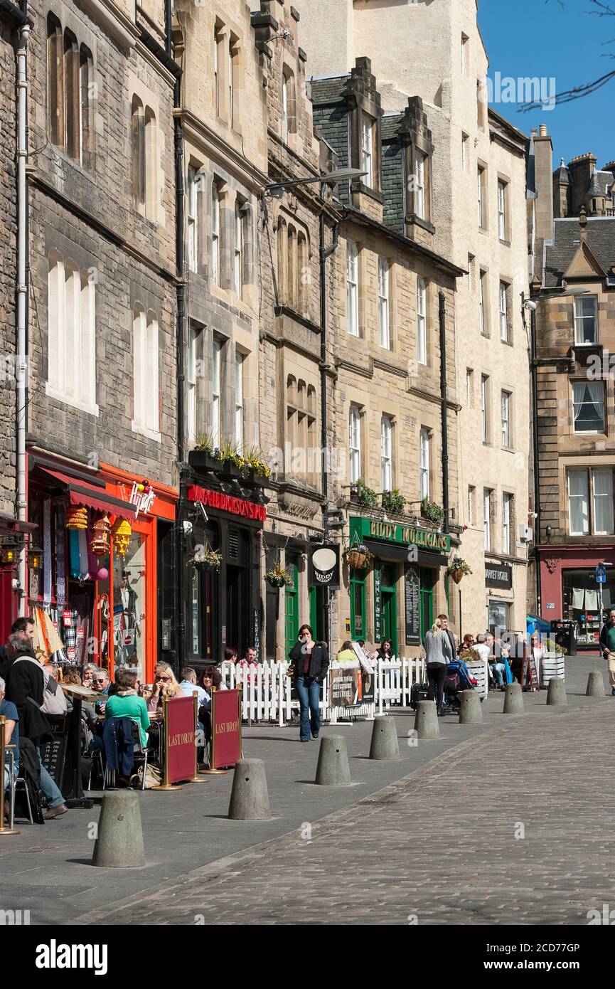 People shopping in the historic city of Edinburgh, Scotland Stock Photo ...
