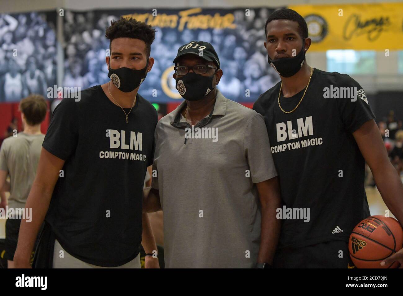 Isaiah Mobley (left) and Evan Mobley (right) pose with their father ...