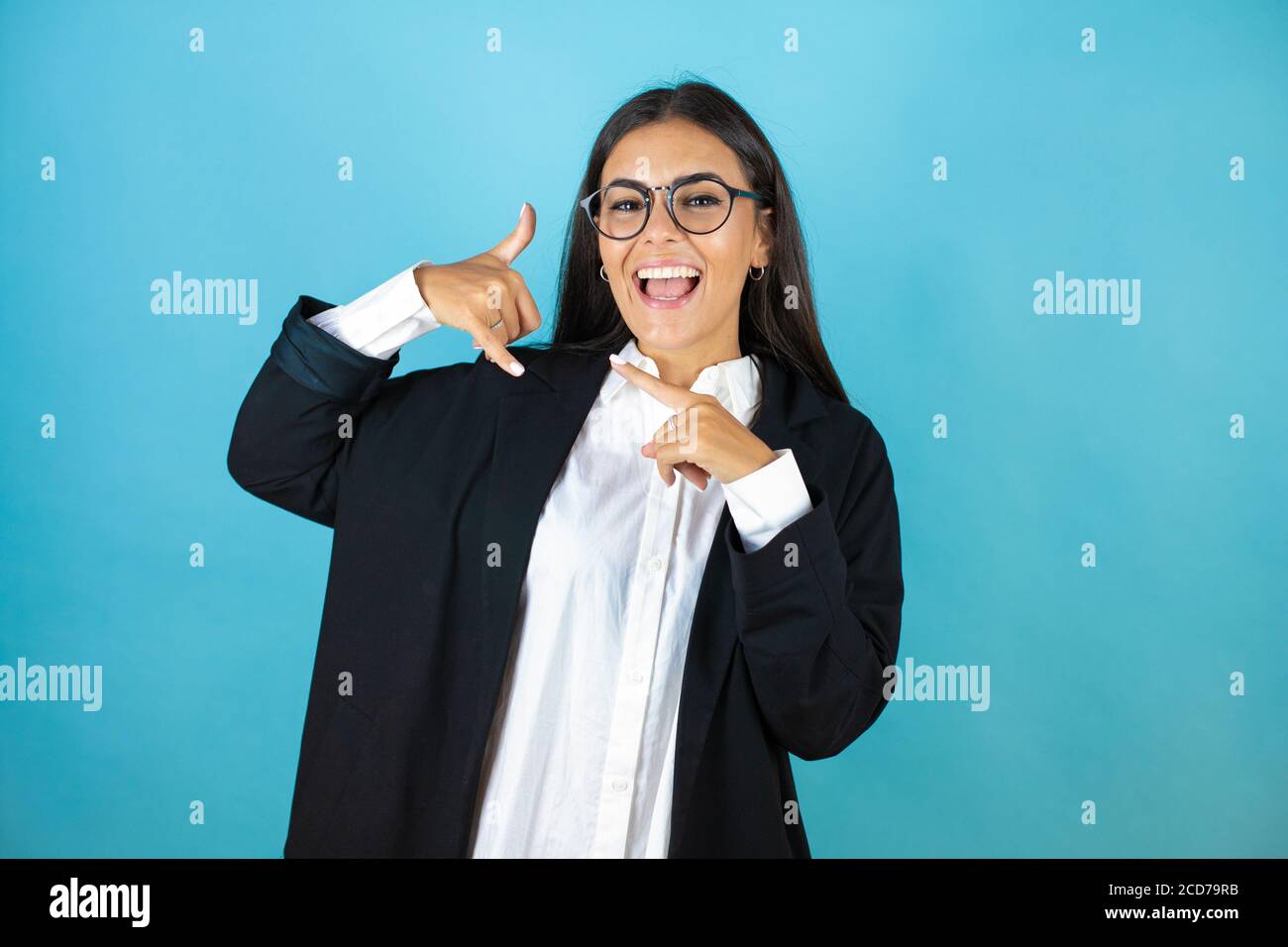 Young beautiful business woman over isolated blue background smiling ...