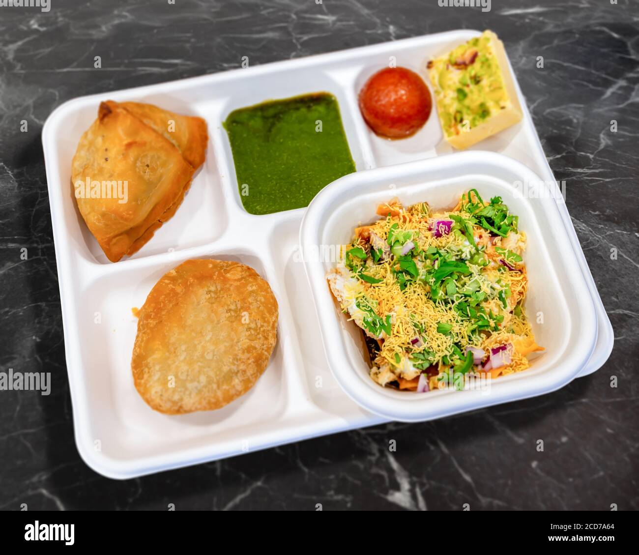 Samosa chaat hi-res stock photography and images - Alamy