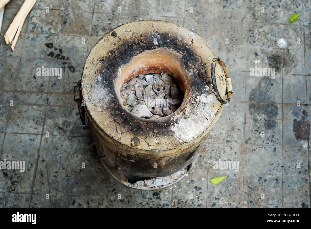 Indian earthen cooking stove like Indian choolah Stock Photo - Alamy
