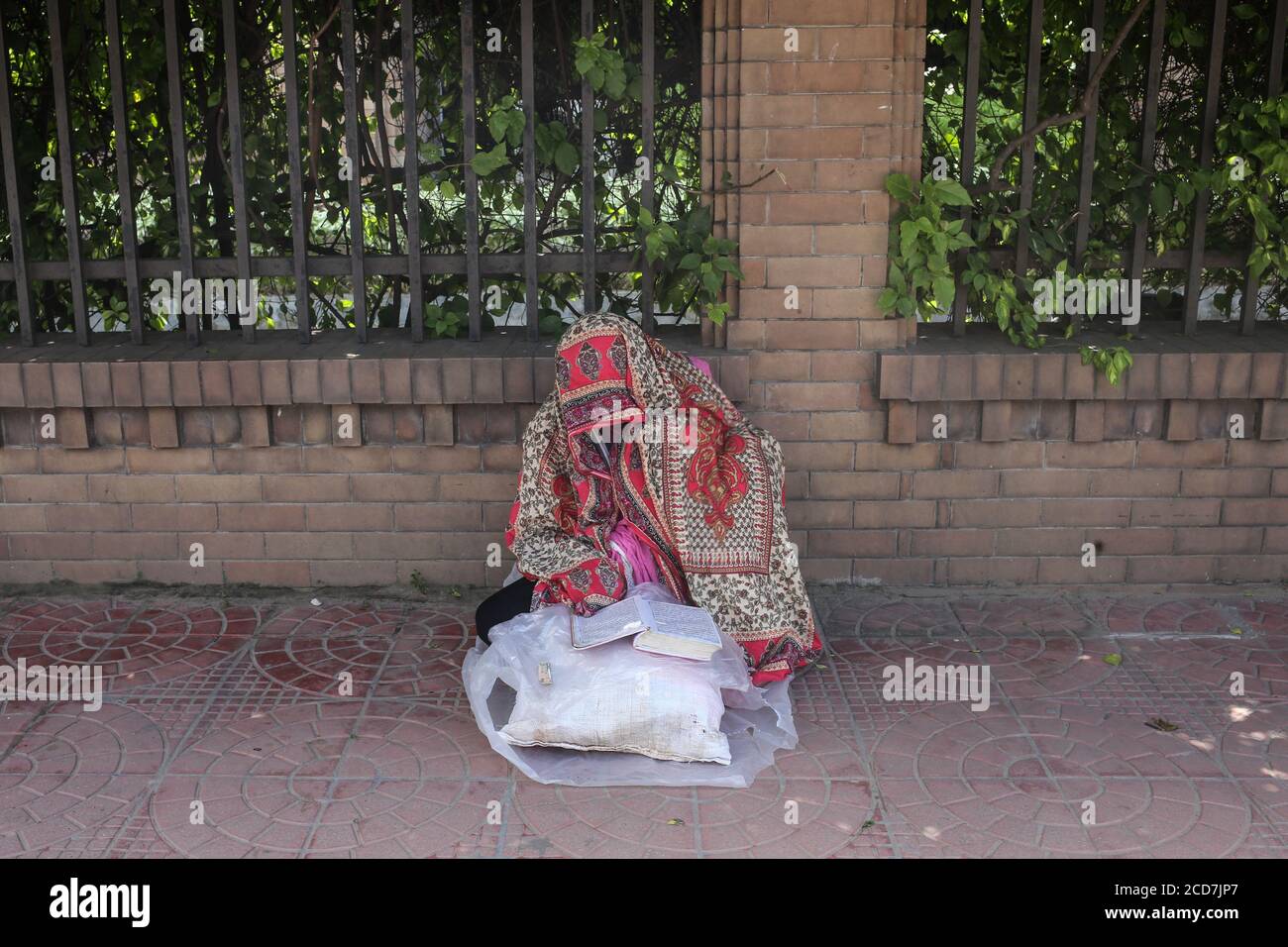 Woman reciting holy quran hi-res stock photography and images - Alamy