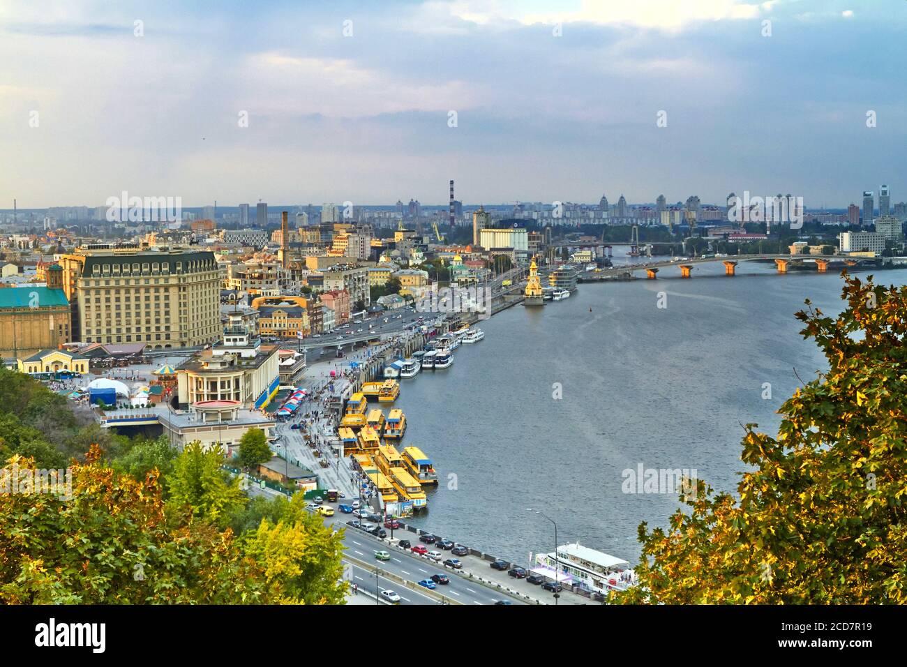 Panorama of Kiev from the mountain in Khreshchaty Park Stock Photo - Alamy