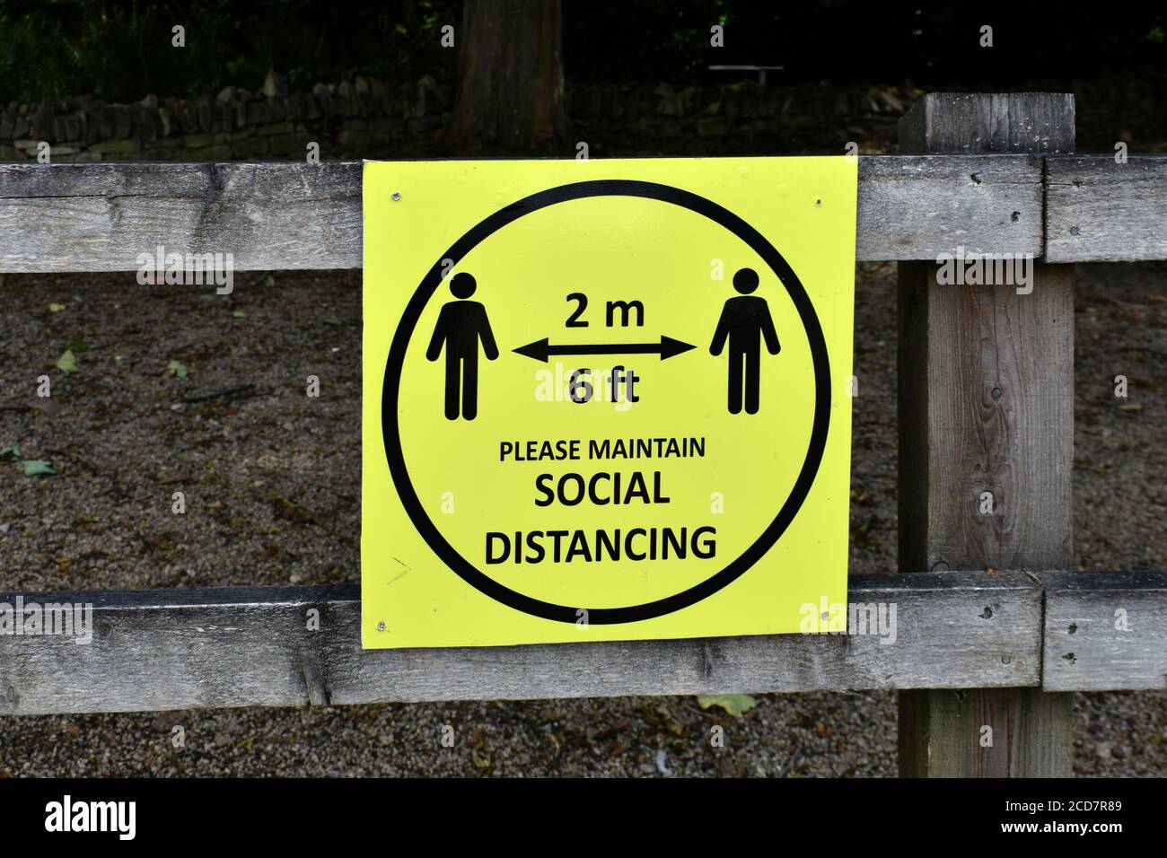 6 feet distance sign hi-res stock photography and images - Alamy