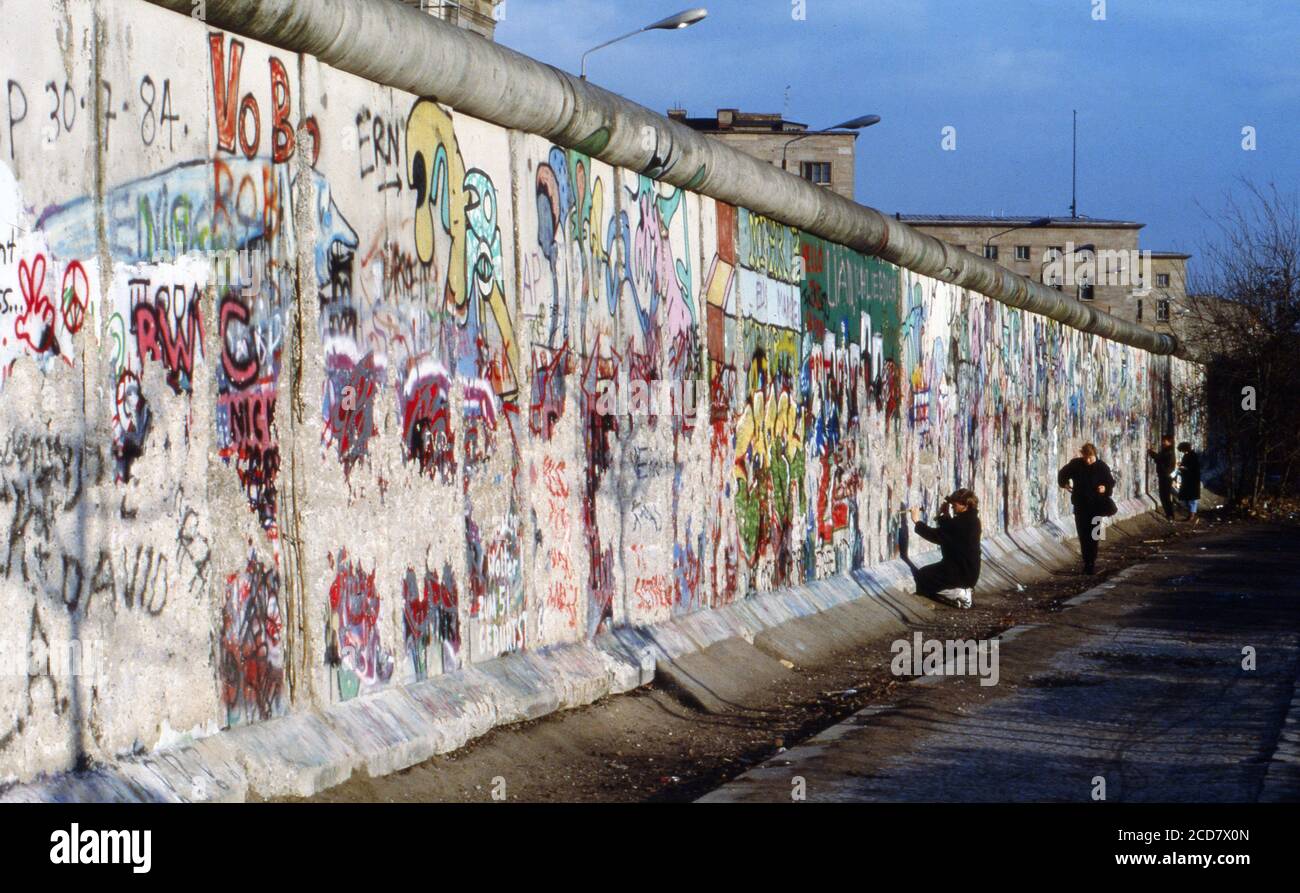 Bildreportage: Berlin kurz nach dem Fall der Mauer, hier hauen sich ...