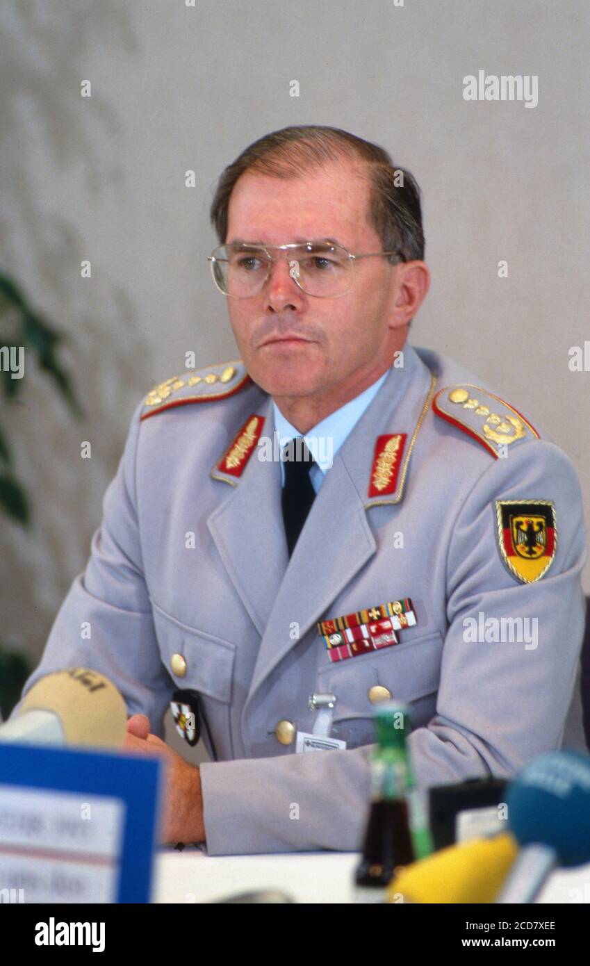 General Klaus Dieter Naumann bei der Tagung der Kommandeure der ...