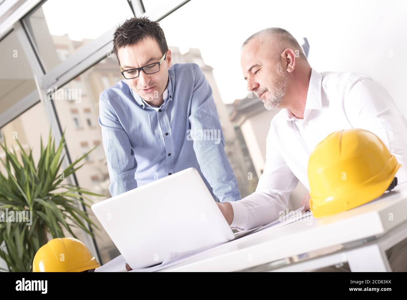 Sharing ideas at work hi-res stock photography and images - Alamy