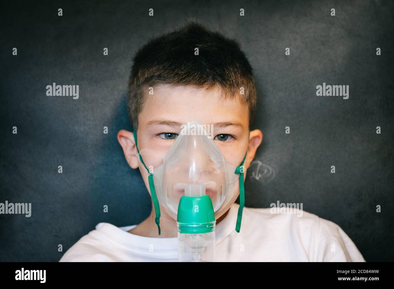 Child wearing nebulizer mask hi-res stock photography and images - Alamy