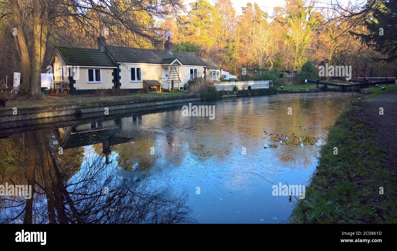 House alongside a canal lock hi-res stock photography and images - Alamy