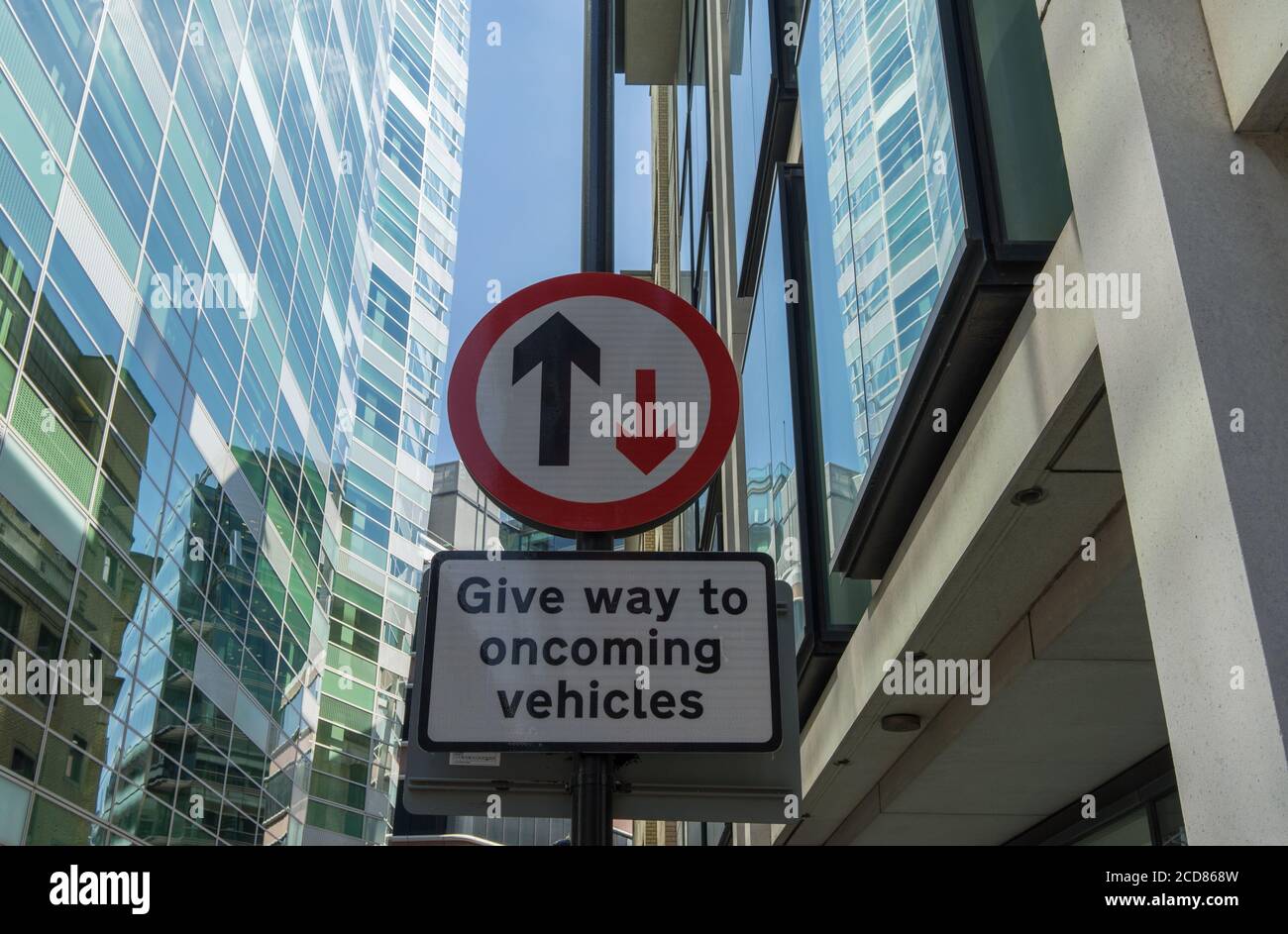 Give way to oncoming hi-res stock photography and images - Alamy
