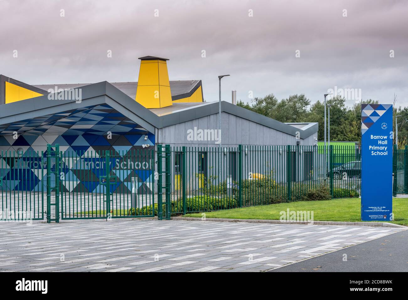 New school building hi-res stock photography and images - Alamy