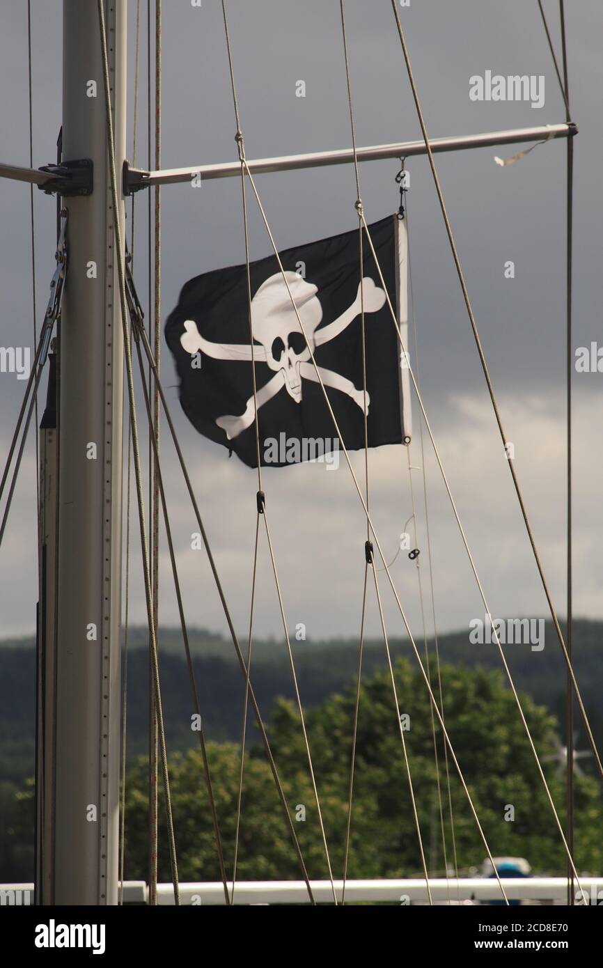 Jolly roger flag hi-res stock photography and images - Alamy