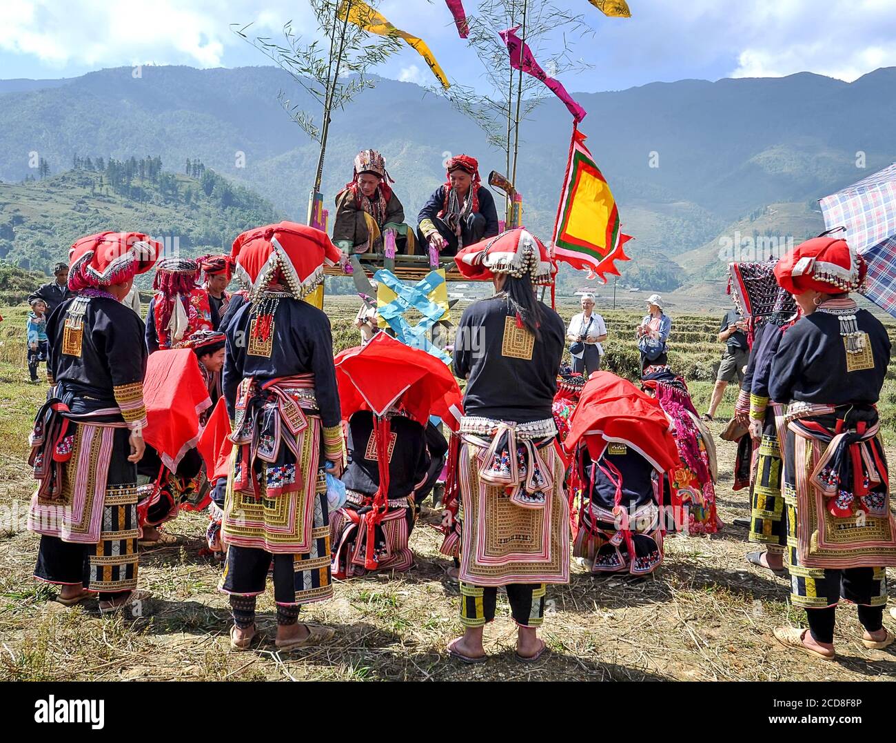 Traditional folk dance of Dao ethnic group, high mountains in Sa Pa ...