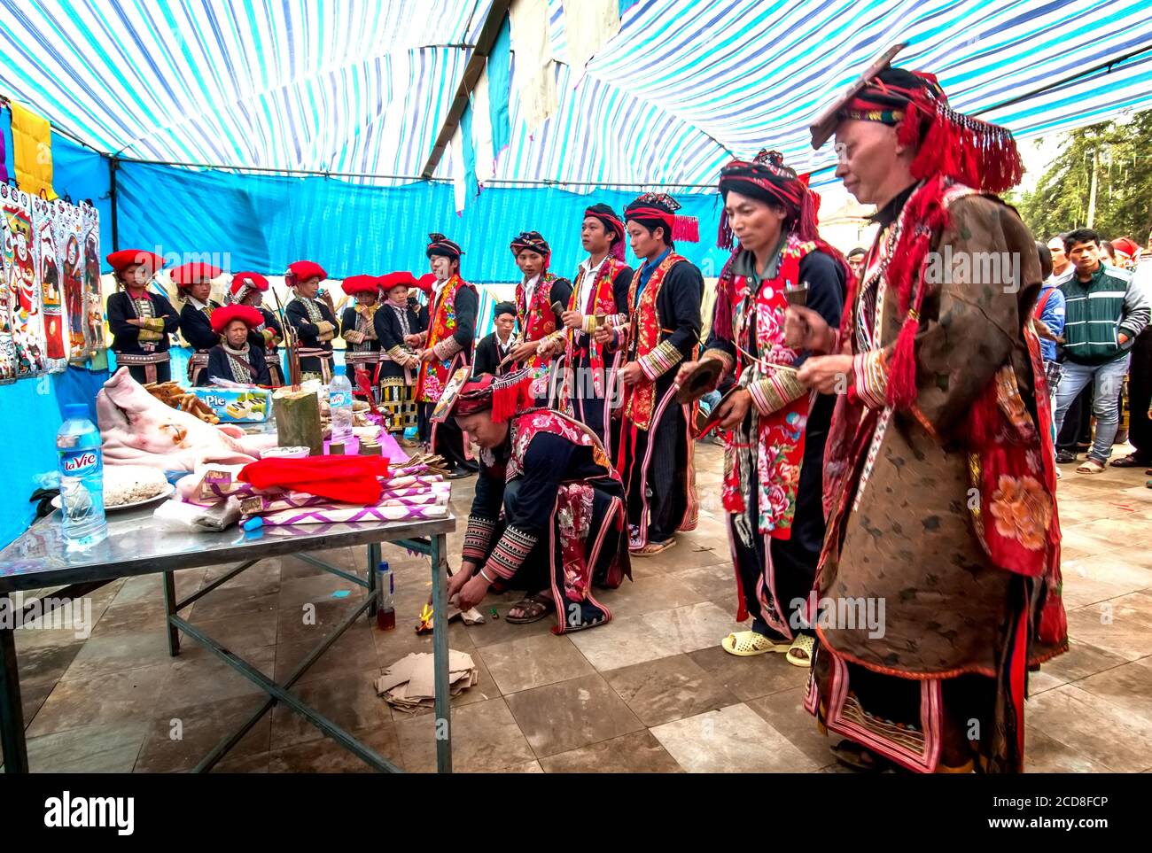 Traditional folk dance of Dao ethnic group, high mountains in Sa Pa ...