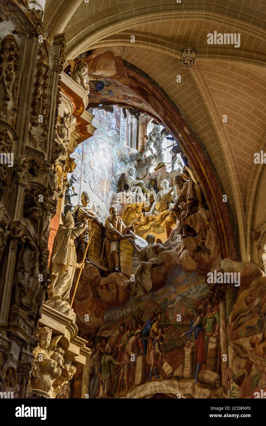 Toledo cathedral interior hi-res stock photography and images - Alamy