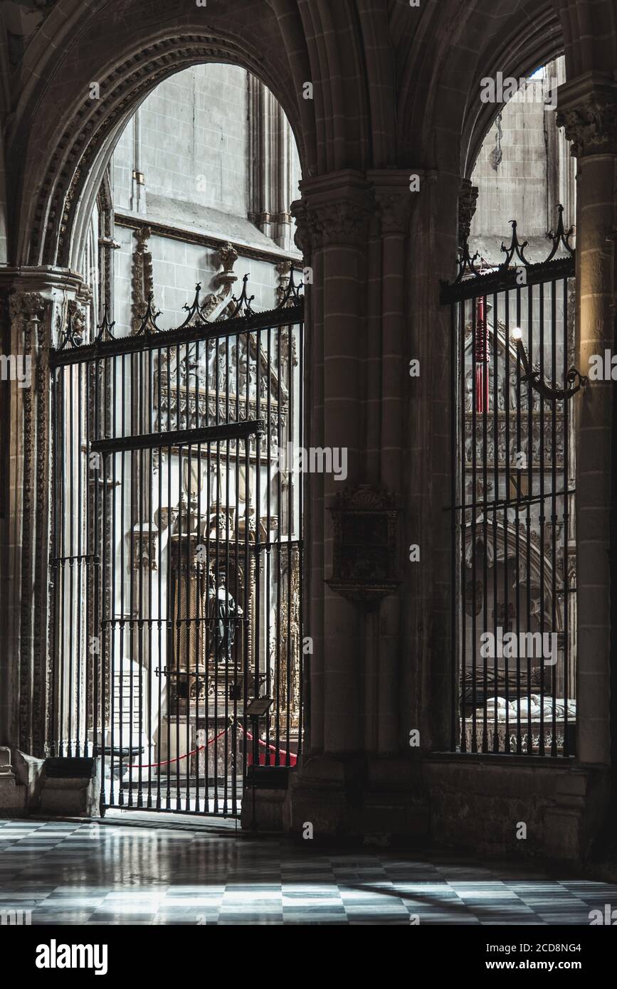 Toledo cathedral interior hi-res stock photography and images - Alamy