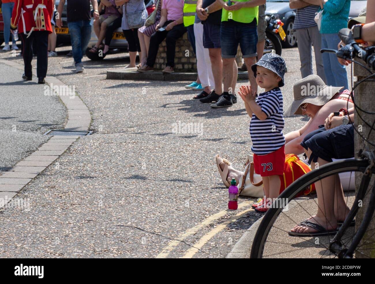 Boy watching parade hi-res stock photography and images - Alamy
