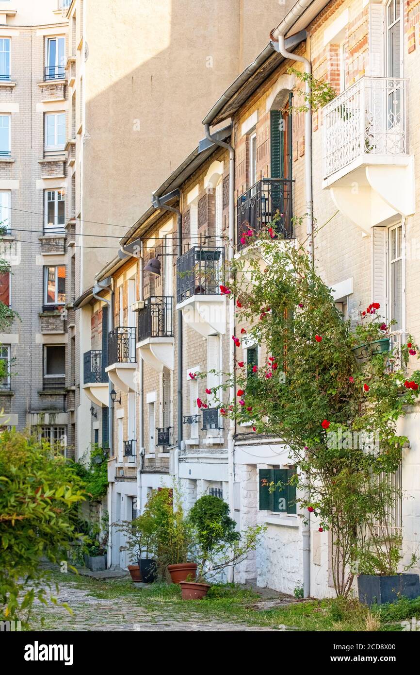 Paris square hi-res stock photography and images - Alamy