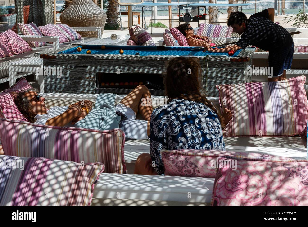 Marocco, Oued Ed-Dahab, Dakhla, Dakhla Attitude Resort, family sitting ...