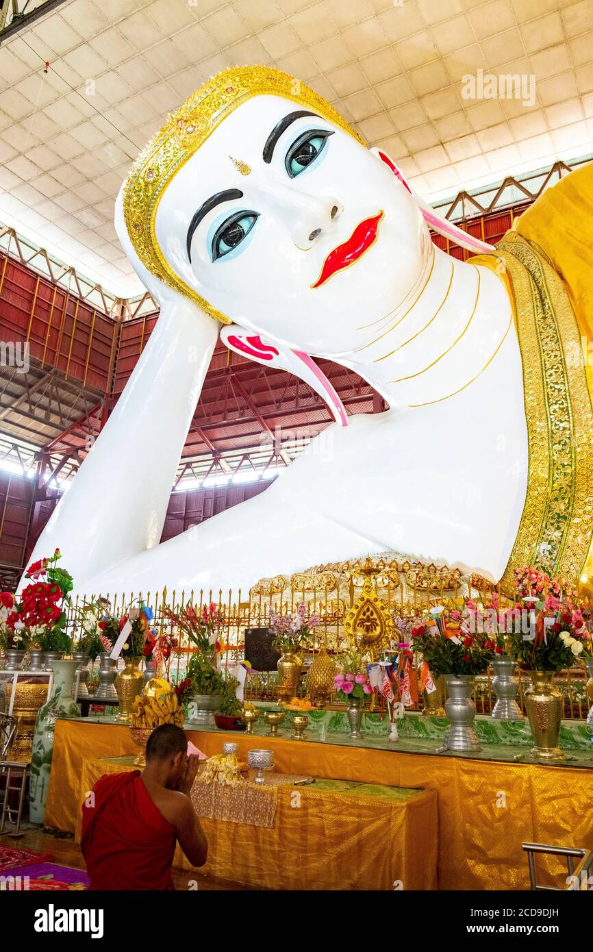 Myanmar (Burma), Yangon, Shwe Gon Daing district, Paya Chaukhtatgyi, reclining cemented gold ...