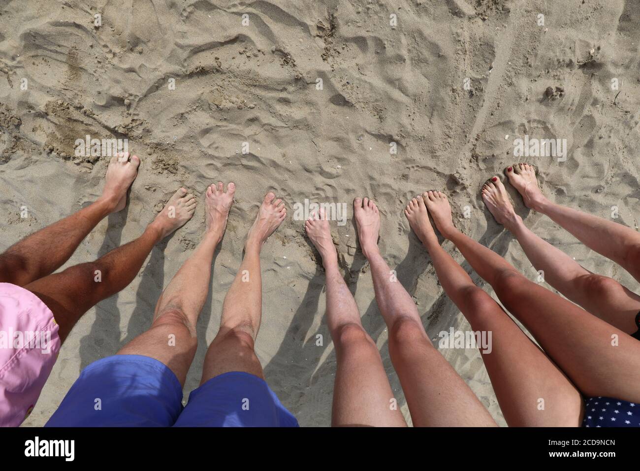 ten feet of a family of five on the beach in summer Stock Photo - Alamy
