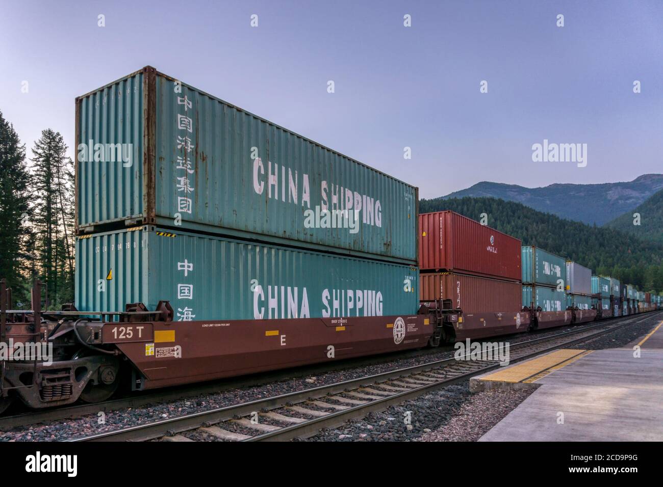 China shipping containers hi-res stock photography and images - Alamy