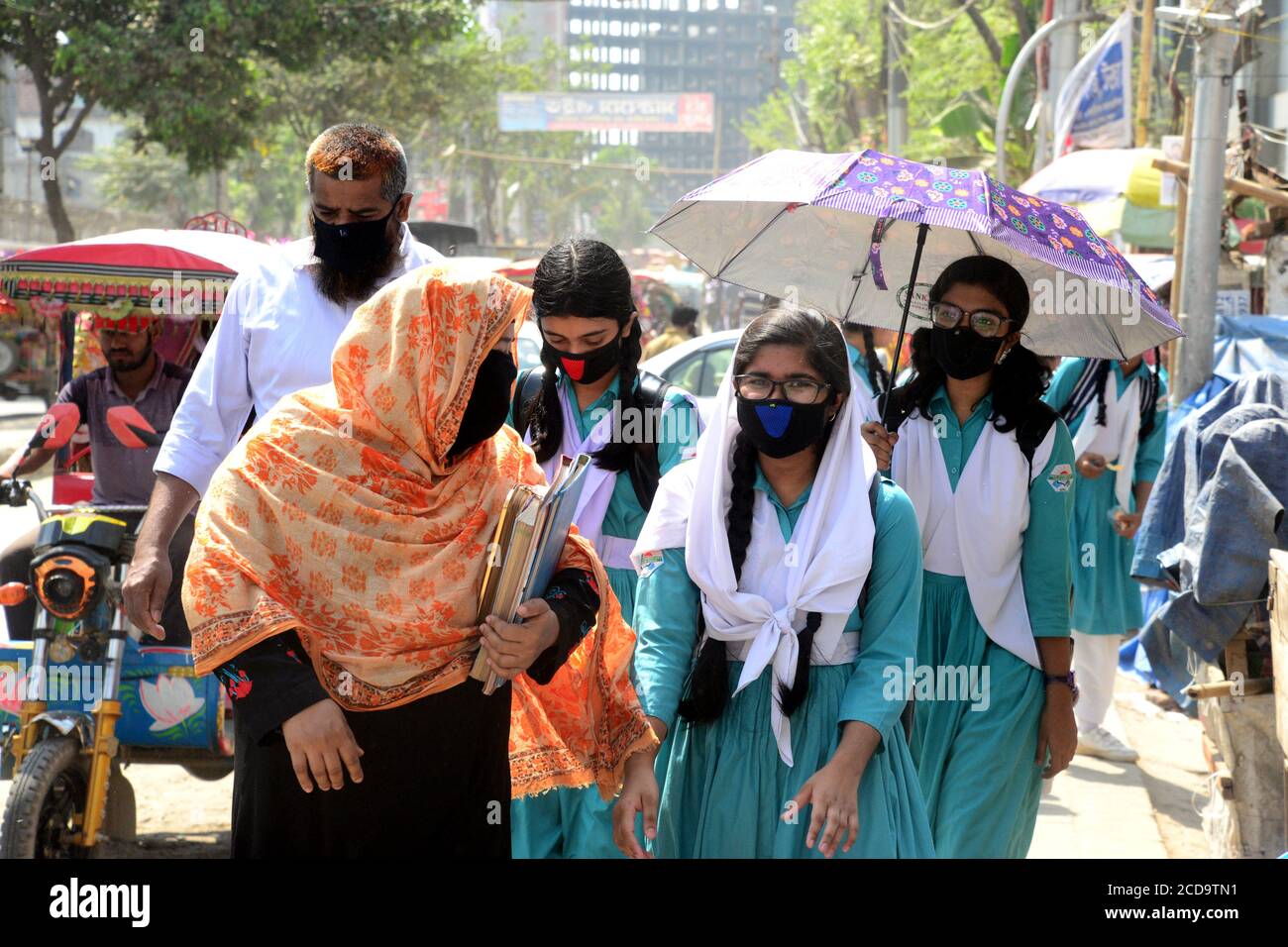 Bangladeshi students wearing a facemask amid concerns over the spread ...