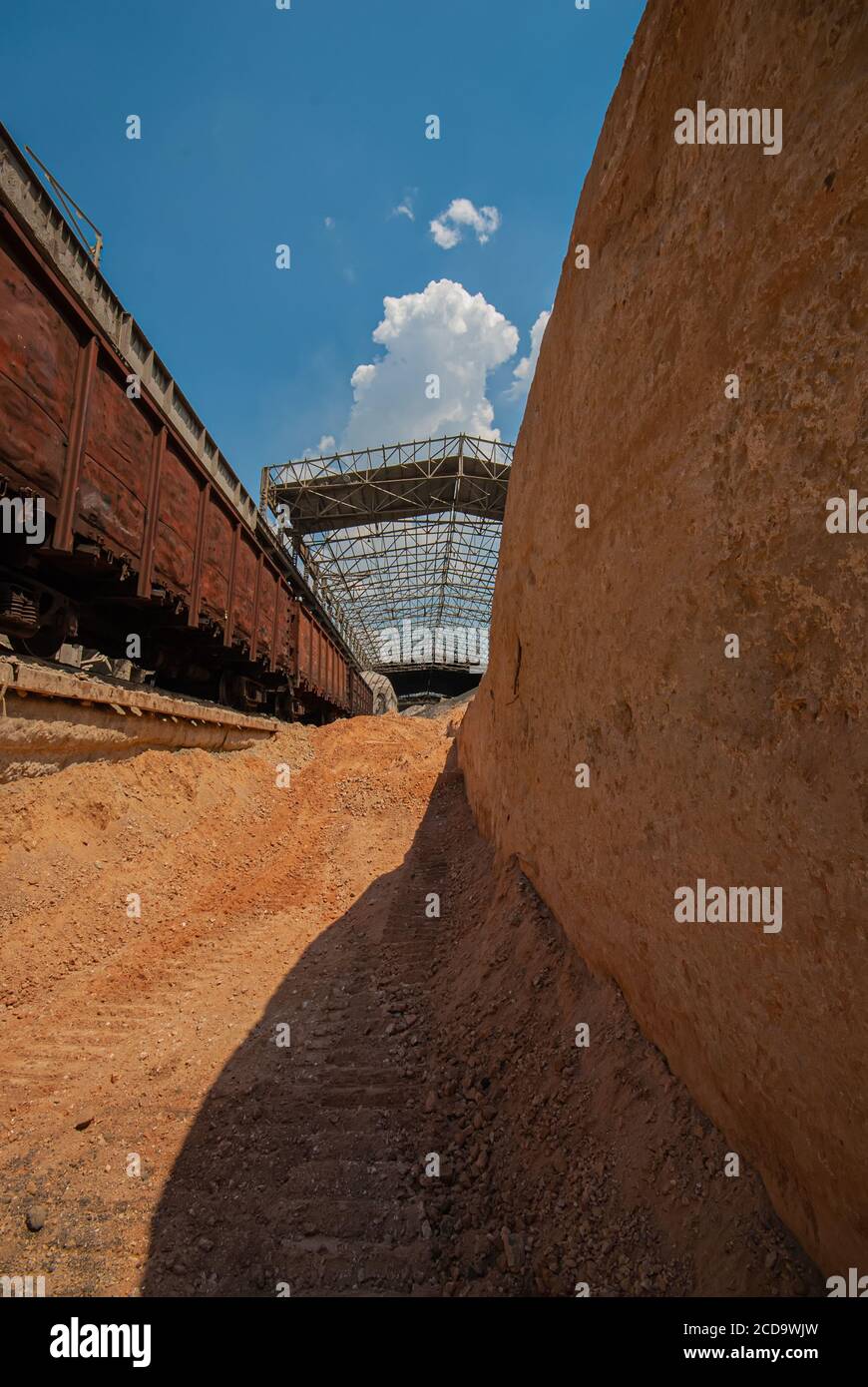 Warehouse with railroad cars hi-res stock photography and images - Alamy