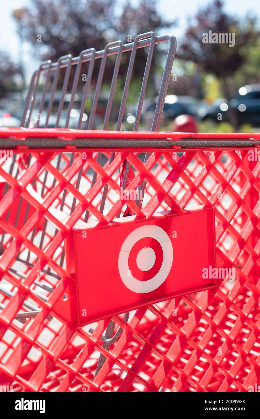 Target shopping cart hi-res stock photography and images - Alamy