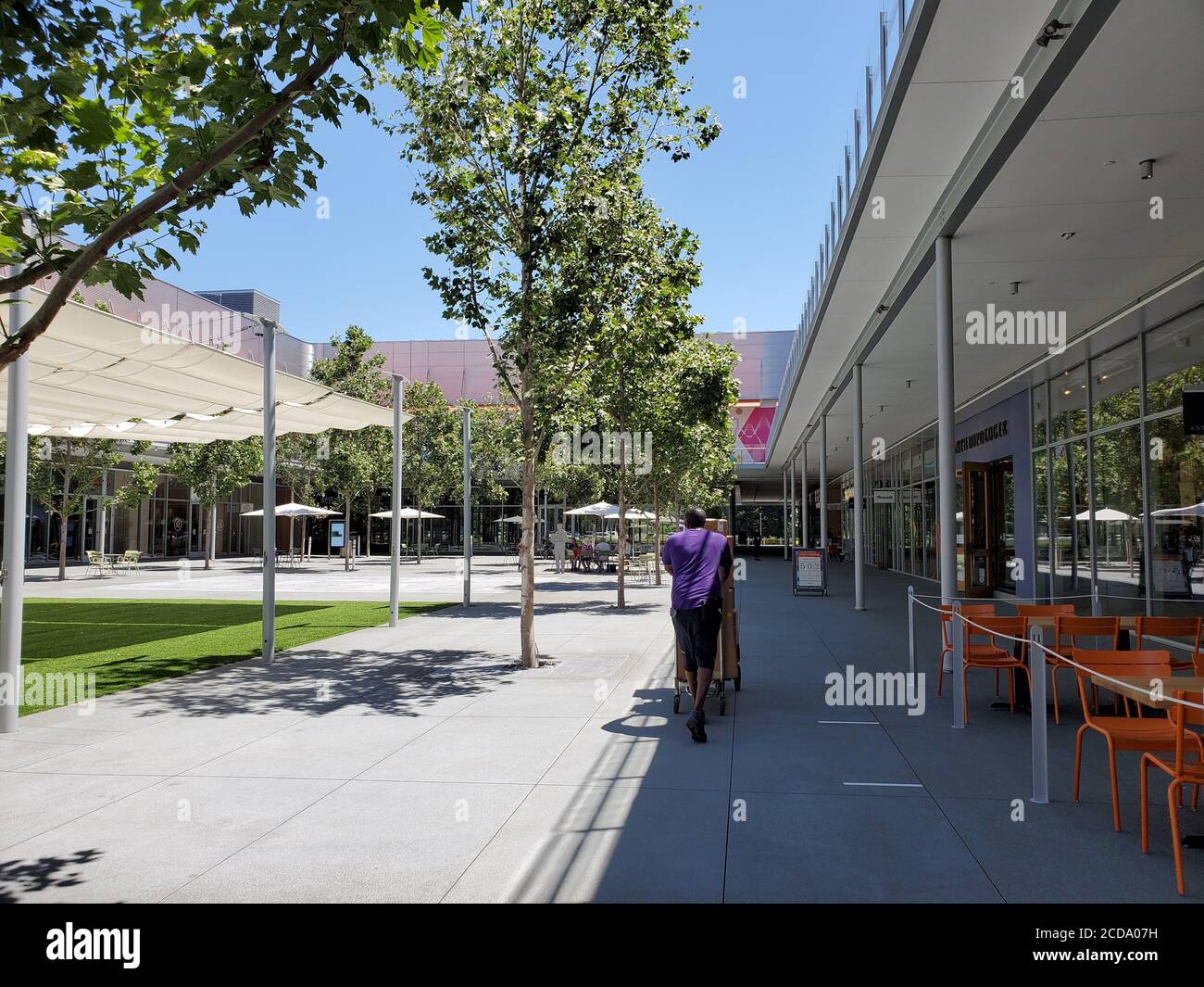 Outdoor dining and central piazza at City Center Bishop Ranch, San ...