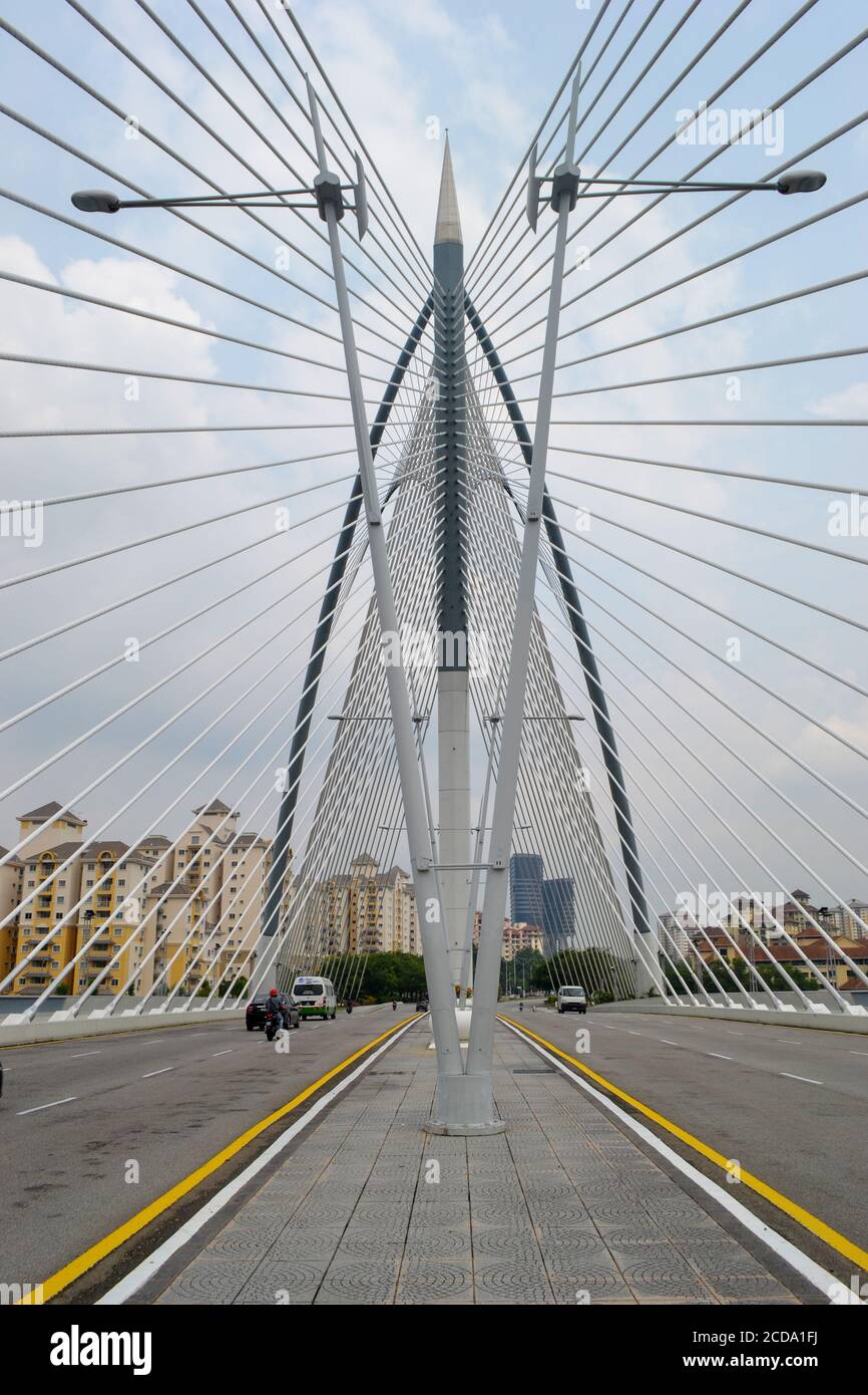 Putra Bridge is the main bridge in Putrajaya, Malaysia Stock Photo - Alamy