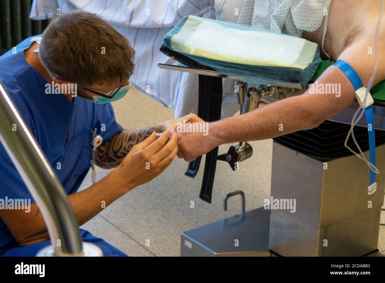 a venous cannula is placed in a patient in an operating room Stock ...