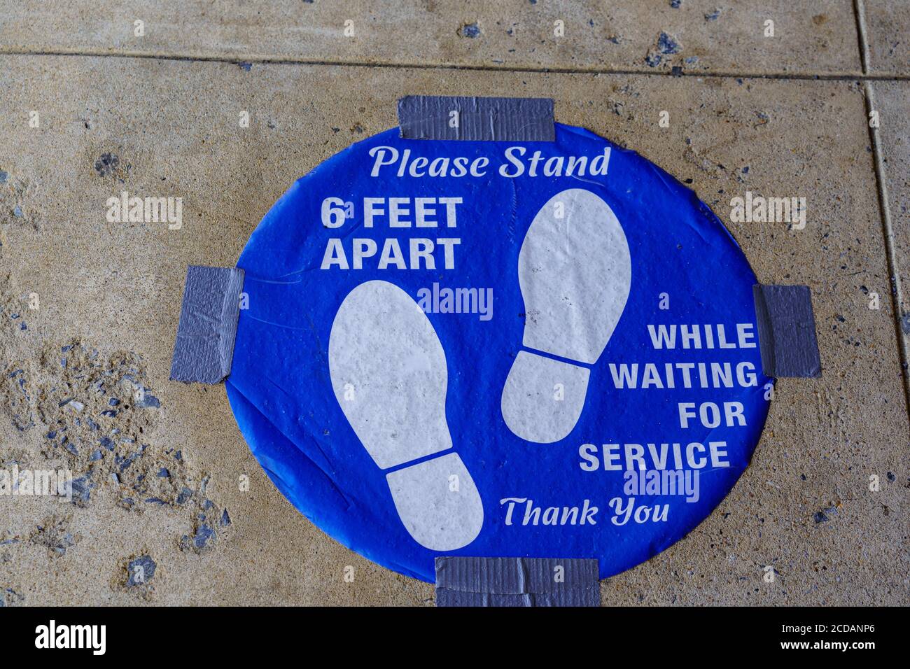 6 feet distance sign hi-res stock photography and images - Alamy