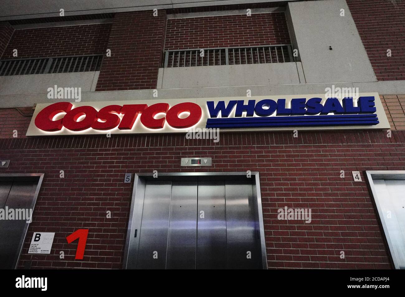 Costco wholesale logo hi-res stock photography and images - Alamy