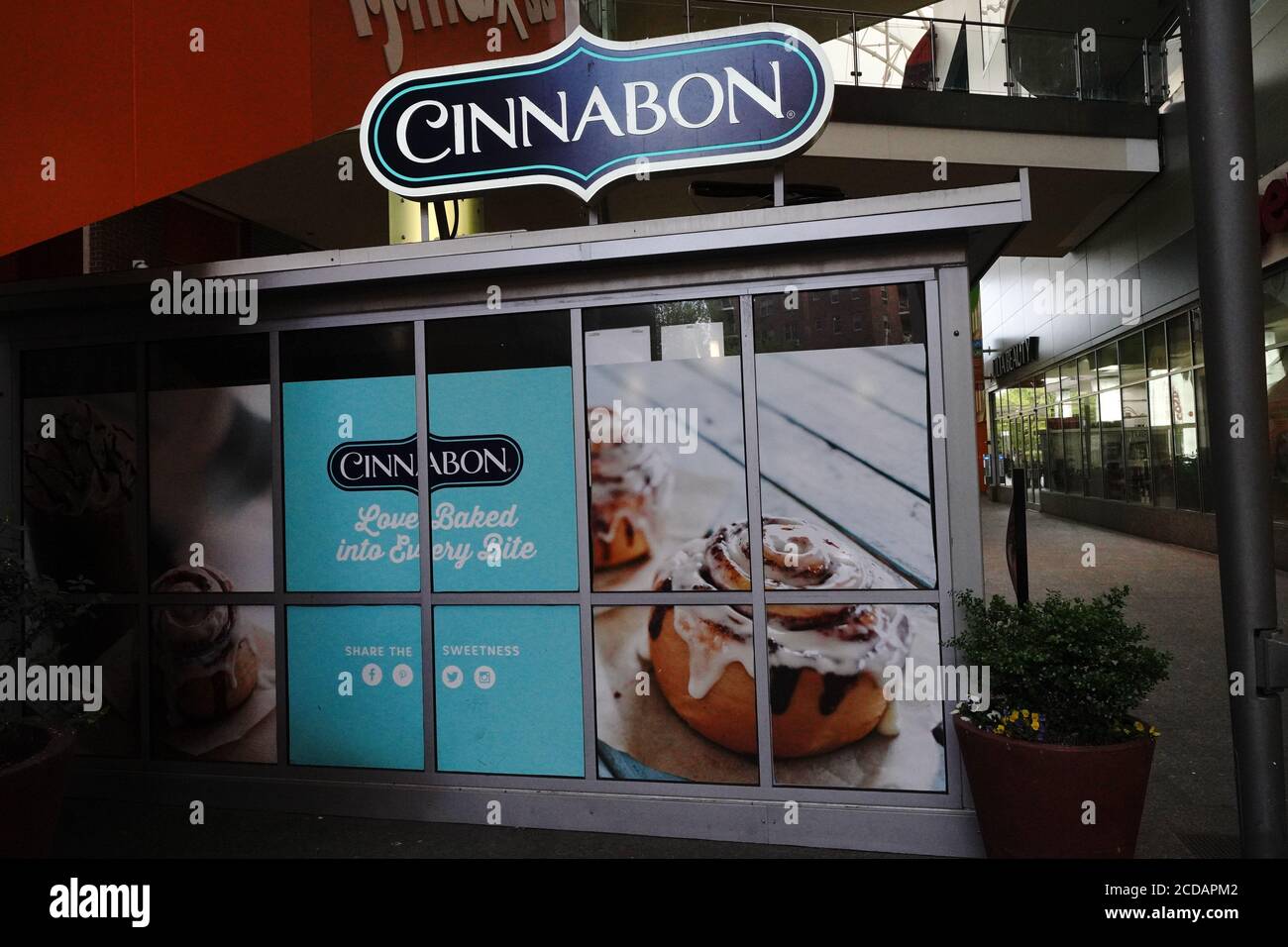 Cinnabon logo hi-res stock photography and images - Alamy