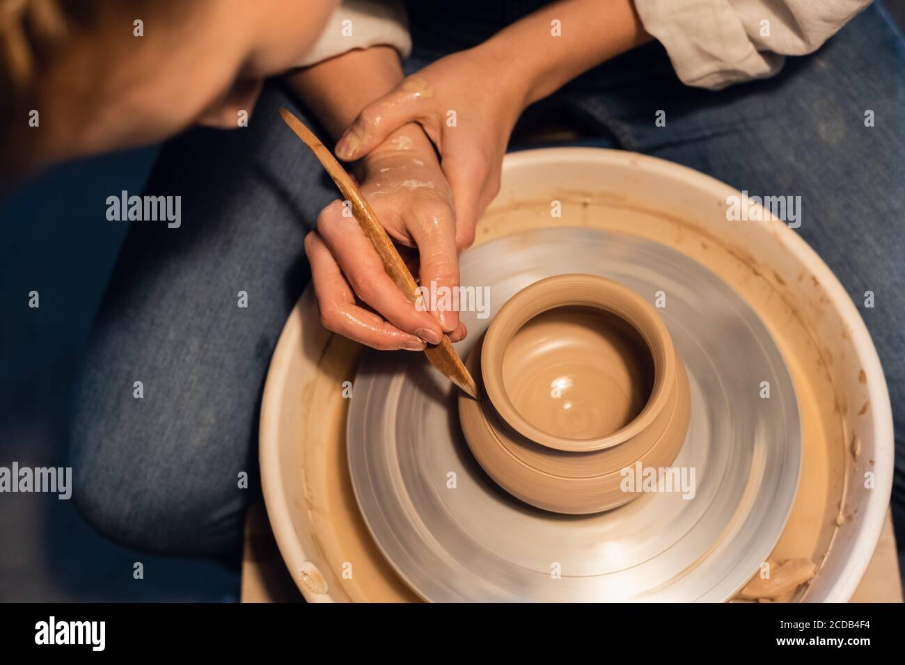 lesson in the school of pottery, sculpt a pot, close plan Stock Photo ...