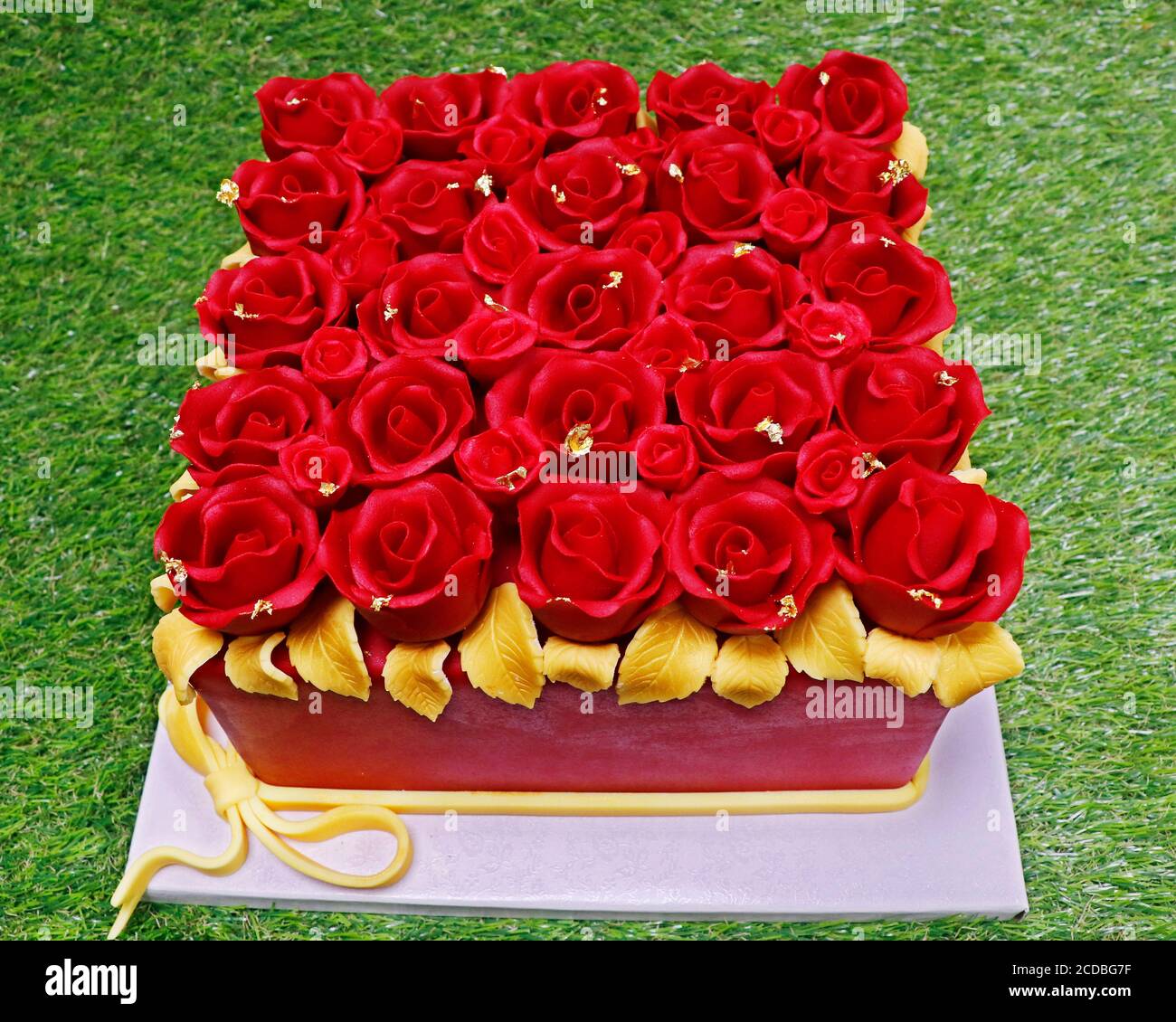 valentines day special cake with edible vibrant red roses Stock Photo ...
