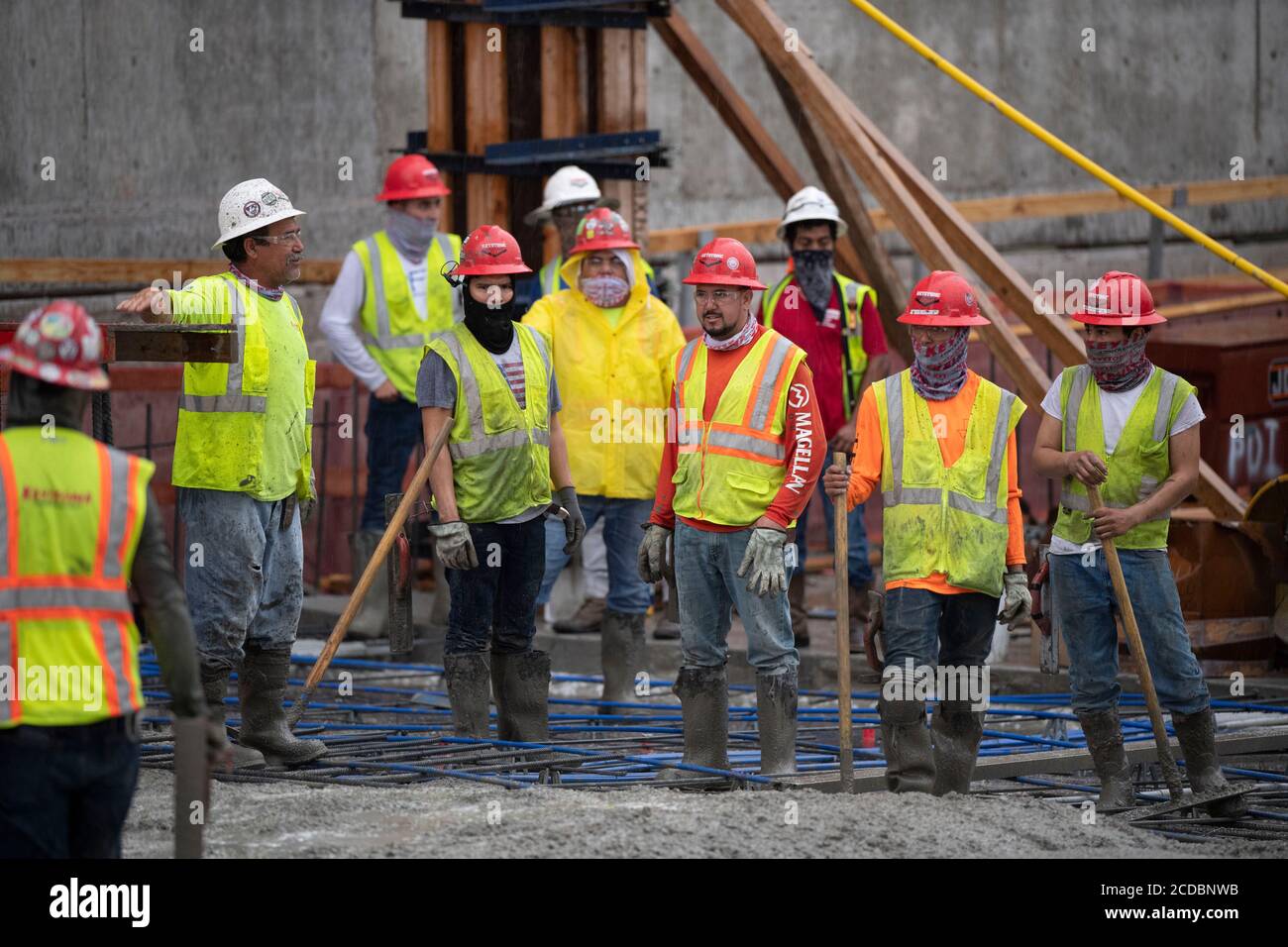 Crew construction workers pour concrete hi-res stock photography and ...