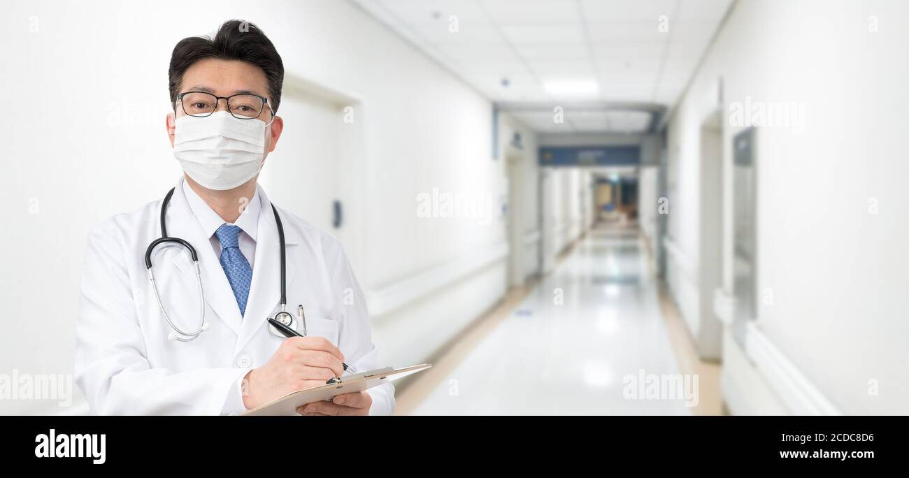 Doctor with chart hi-res stock photography and images - Alamy